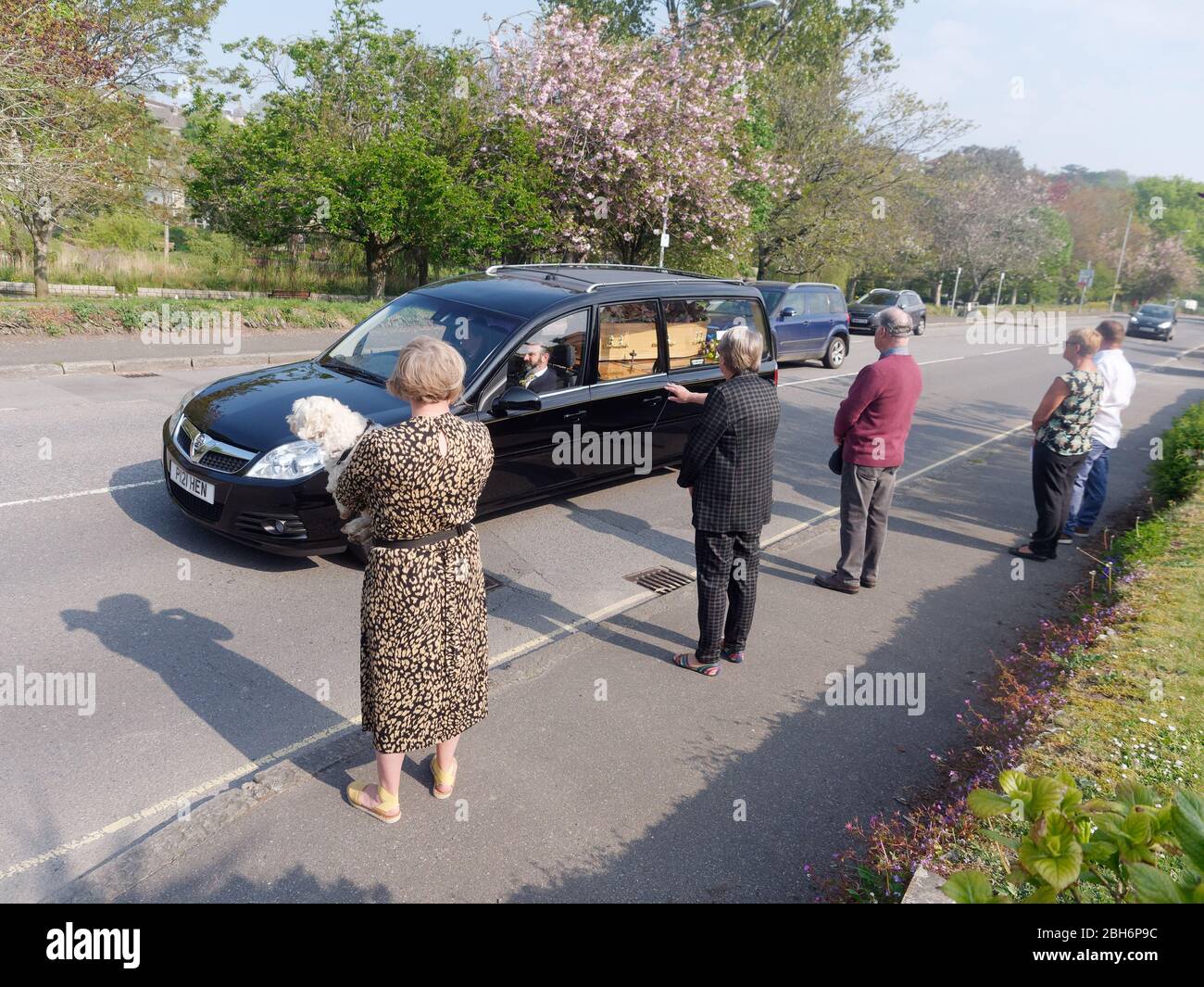 Covid 19 restricts funeral mourners to the roadside Stock Photo - Alamy