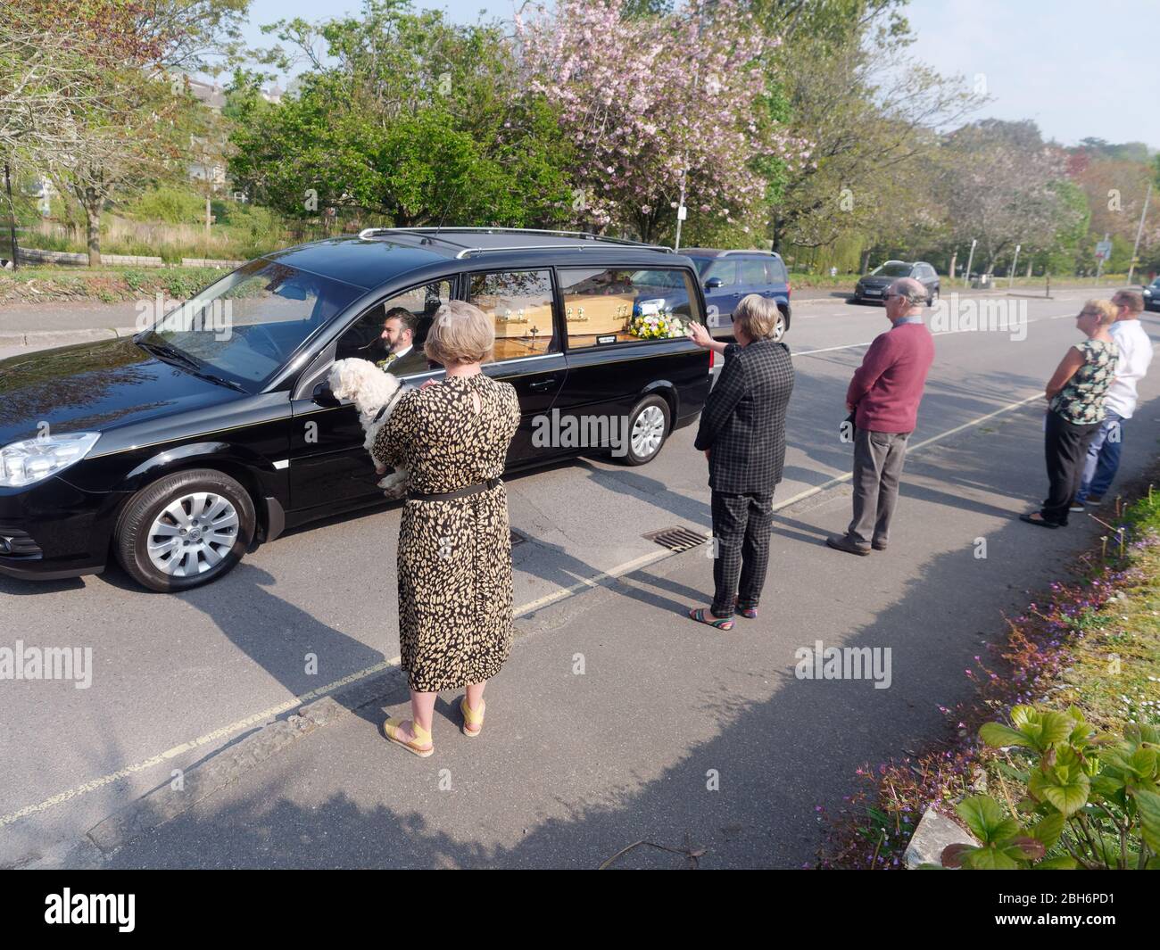 Covid 19 restricts funeral mourners to the roadside Stock Photo - Alamy