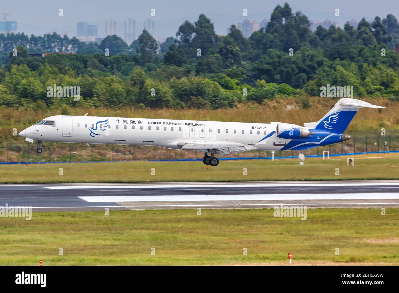 Bombardier crj 900 hi-res stock photography and images - Alamy