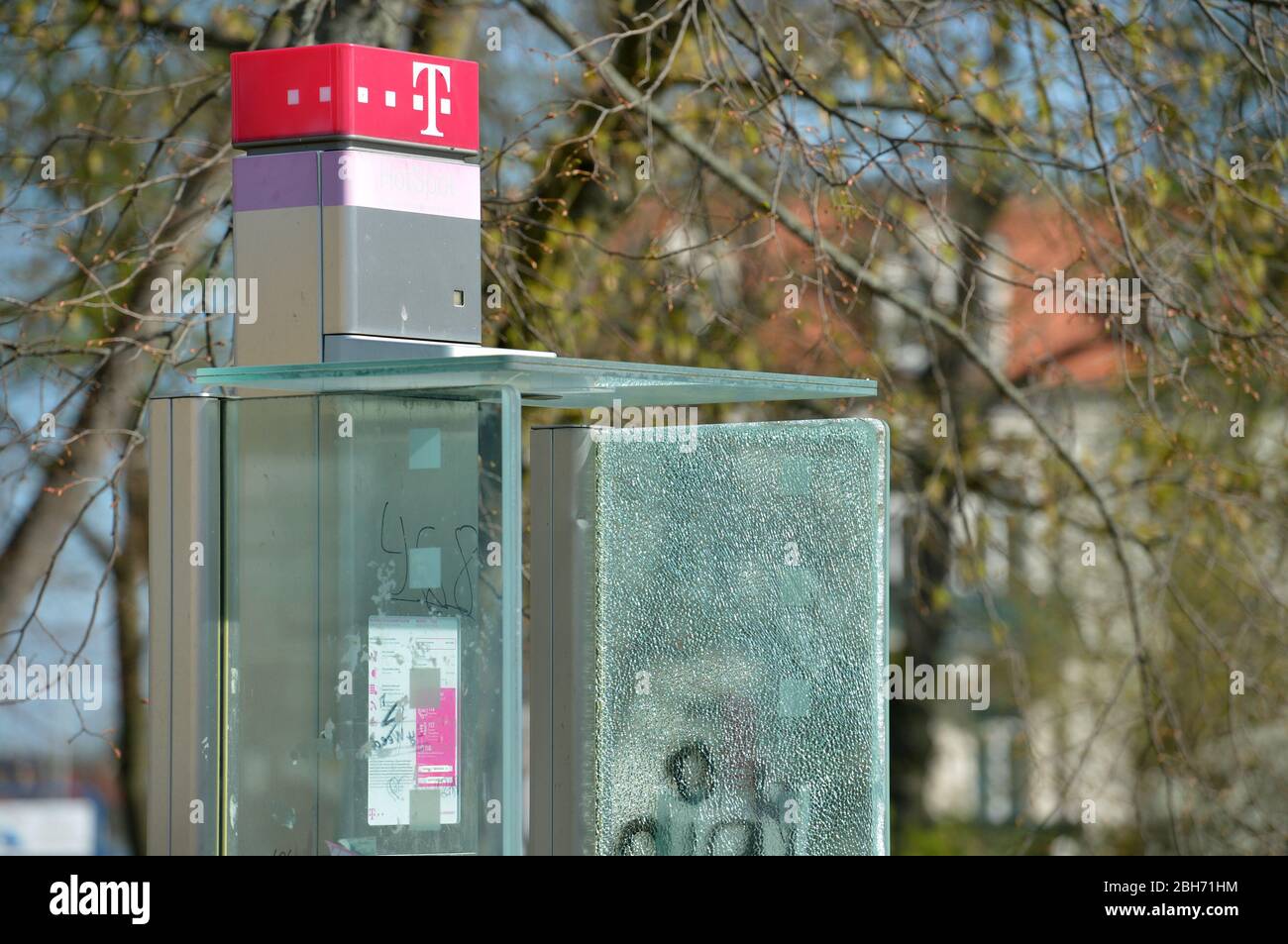 Grimma, Germany. 16th Apr, 2020. The safety glass of a telephone booth ...