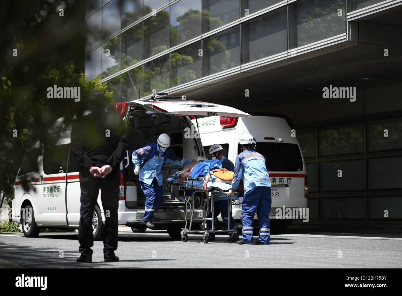 Ambulance in tokyo hi-res stock photography and images - Alamy