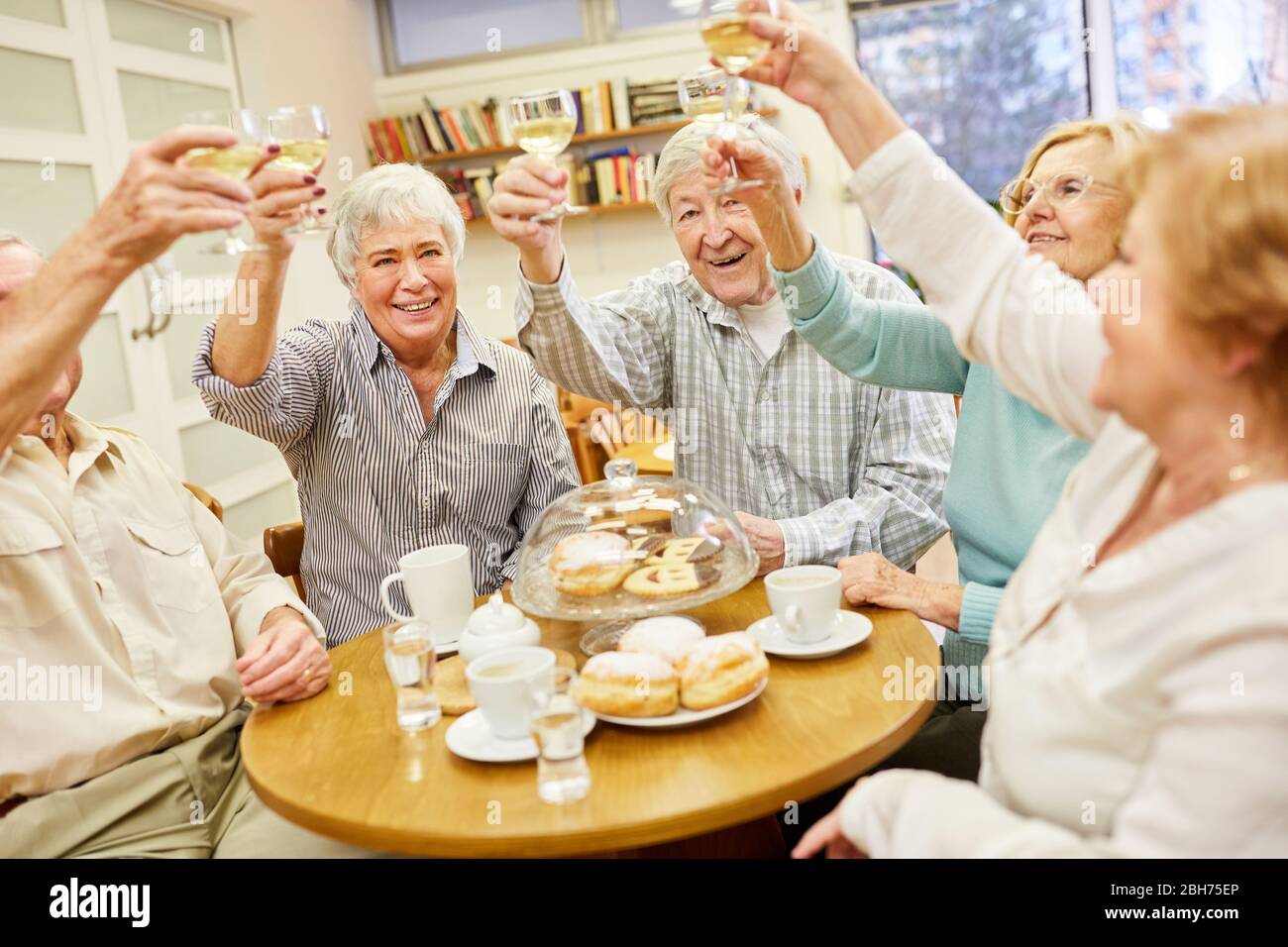 Group of seniors celebrating hi-res stock photography and images - Alamy