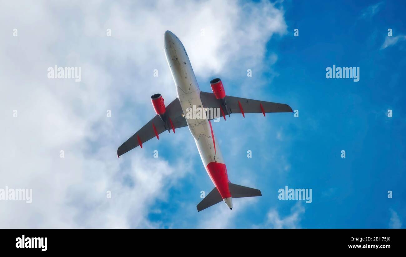 Underside of jet plane hi-res stock photography and images - Alamy
