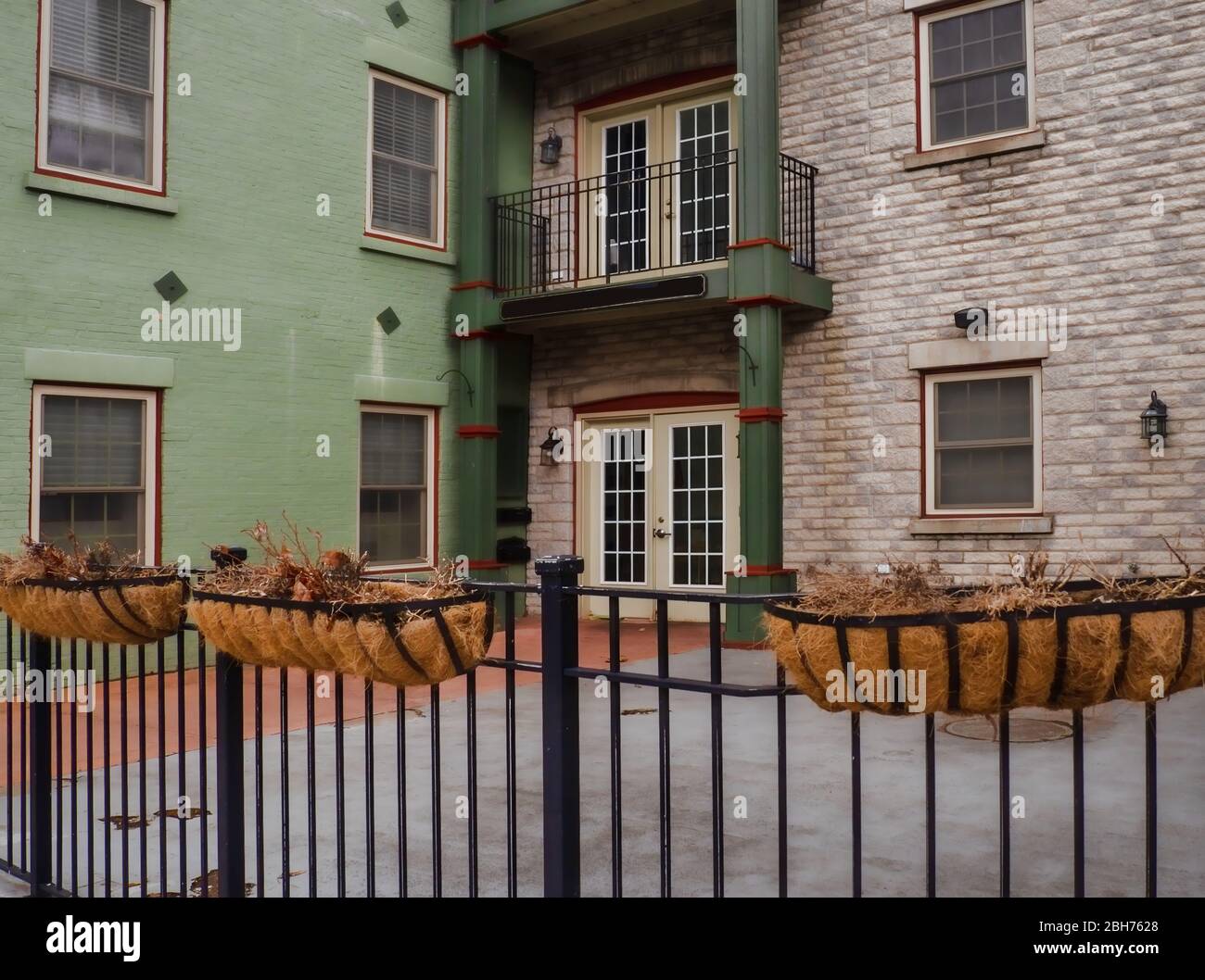 Office building courtyard hi-res stock photography and images - Alamy