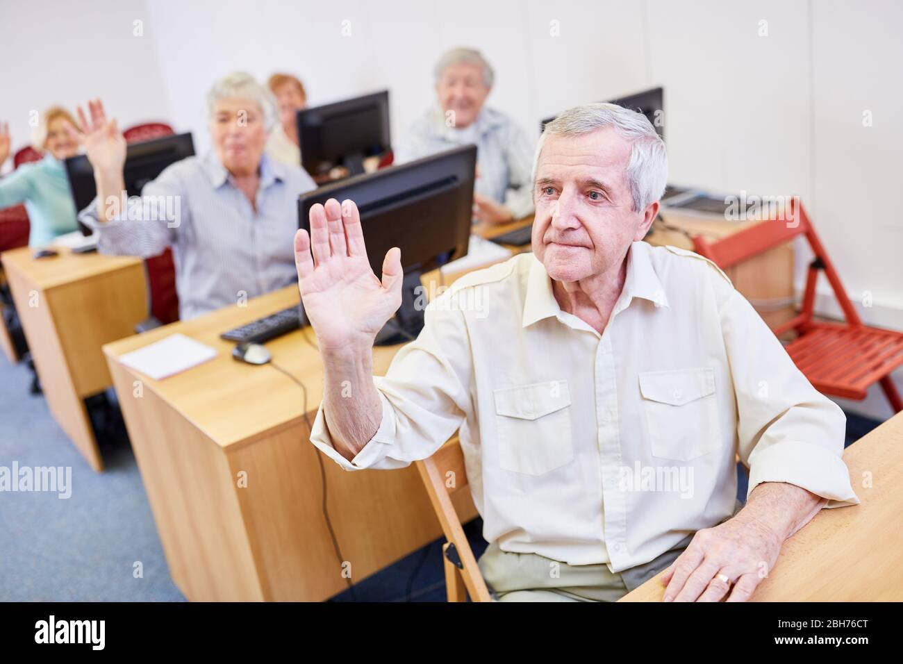 Elderly computer class hi-res stock photography and images - Alamy
