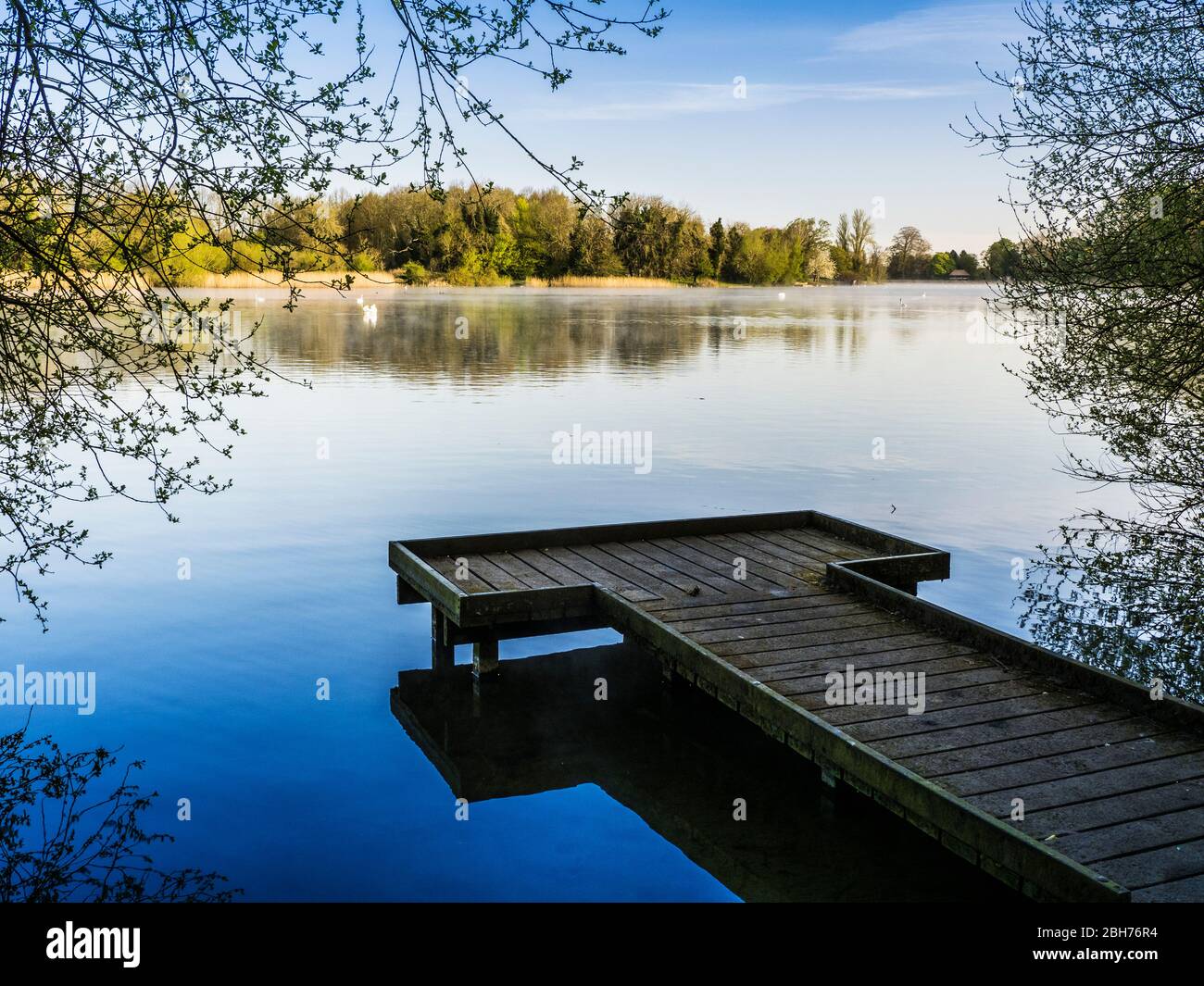 Fishing pontoons at Coate Water in Swindon Stock Photo - Alamy