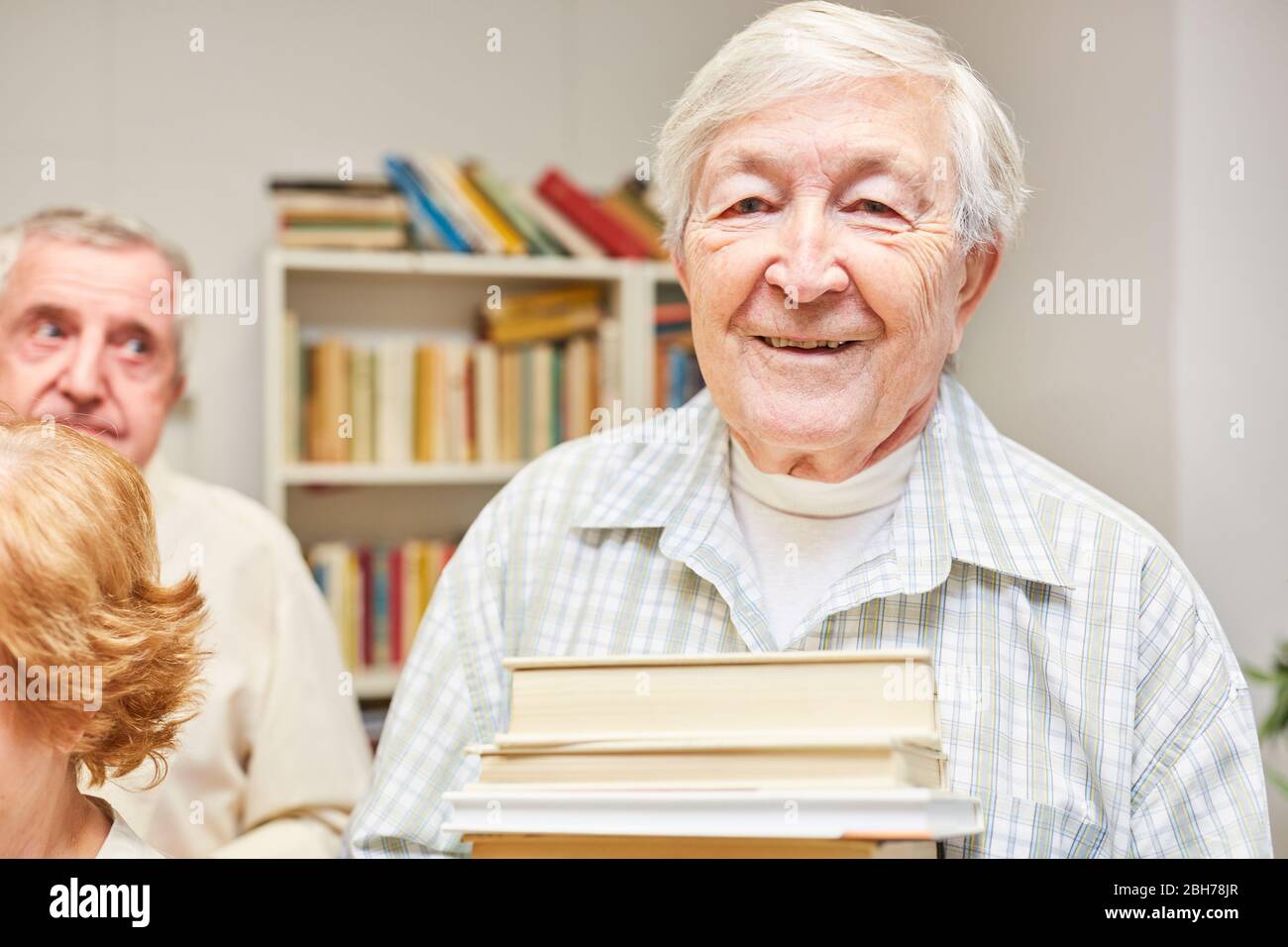 Old man library hi-res stock photography and images - Alamy