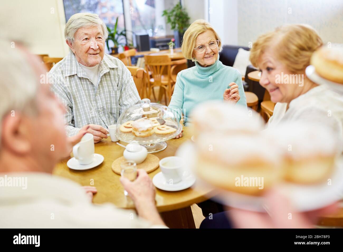 Seniors Group Drinking Coffee And Eating Cake In Retirement Home Stock Photo Alamy seniors-group-drinking-coffee-and-eating-cake-in-retirement-home-stock-photo-alamy