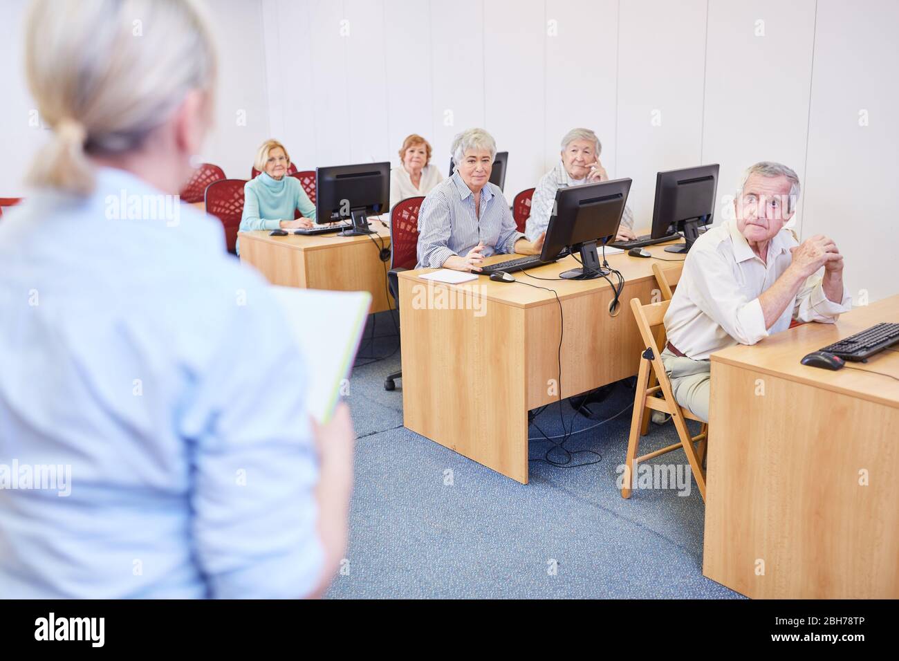 Elderly computer training class hi-res stock photography and images - Alamy