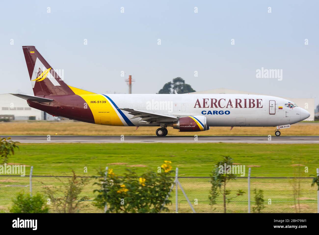 Boeing b737 400f hi-res stock photography and images - Alamy