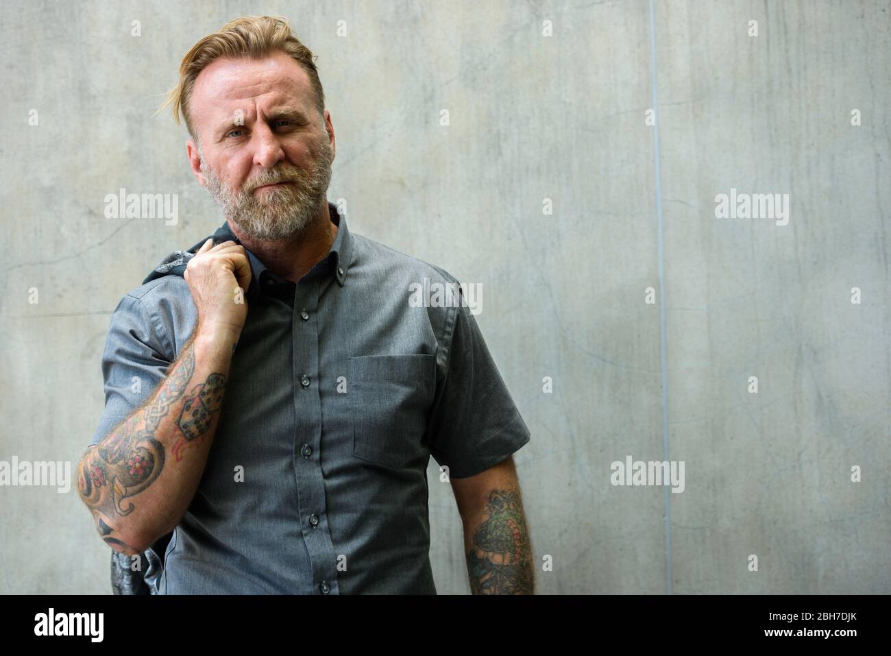Man looking over shoulder serious hi-res stock photography and images ...