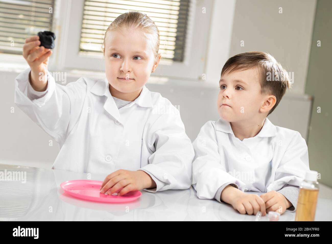 Children doing experiment hi-res stock photography and images - Alamy