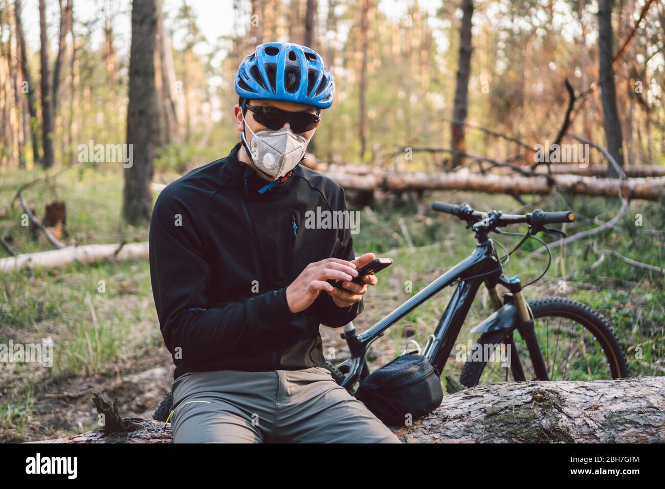 Cyclist wearing pollution mask. Young guy in respirator with filter pm ...