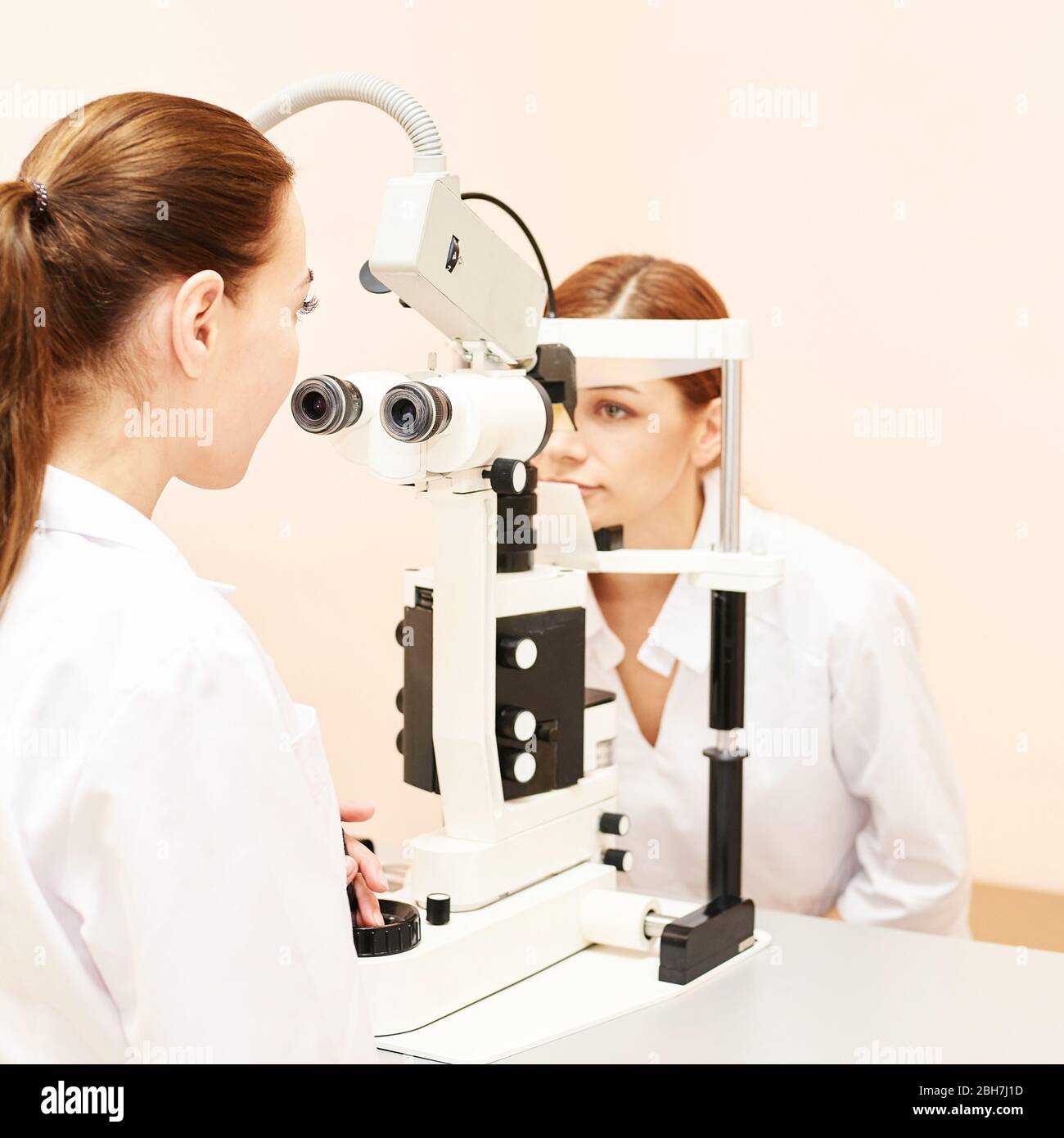 Optician eye checking machine hi-res stock photography and images - Alamy