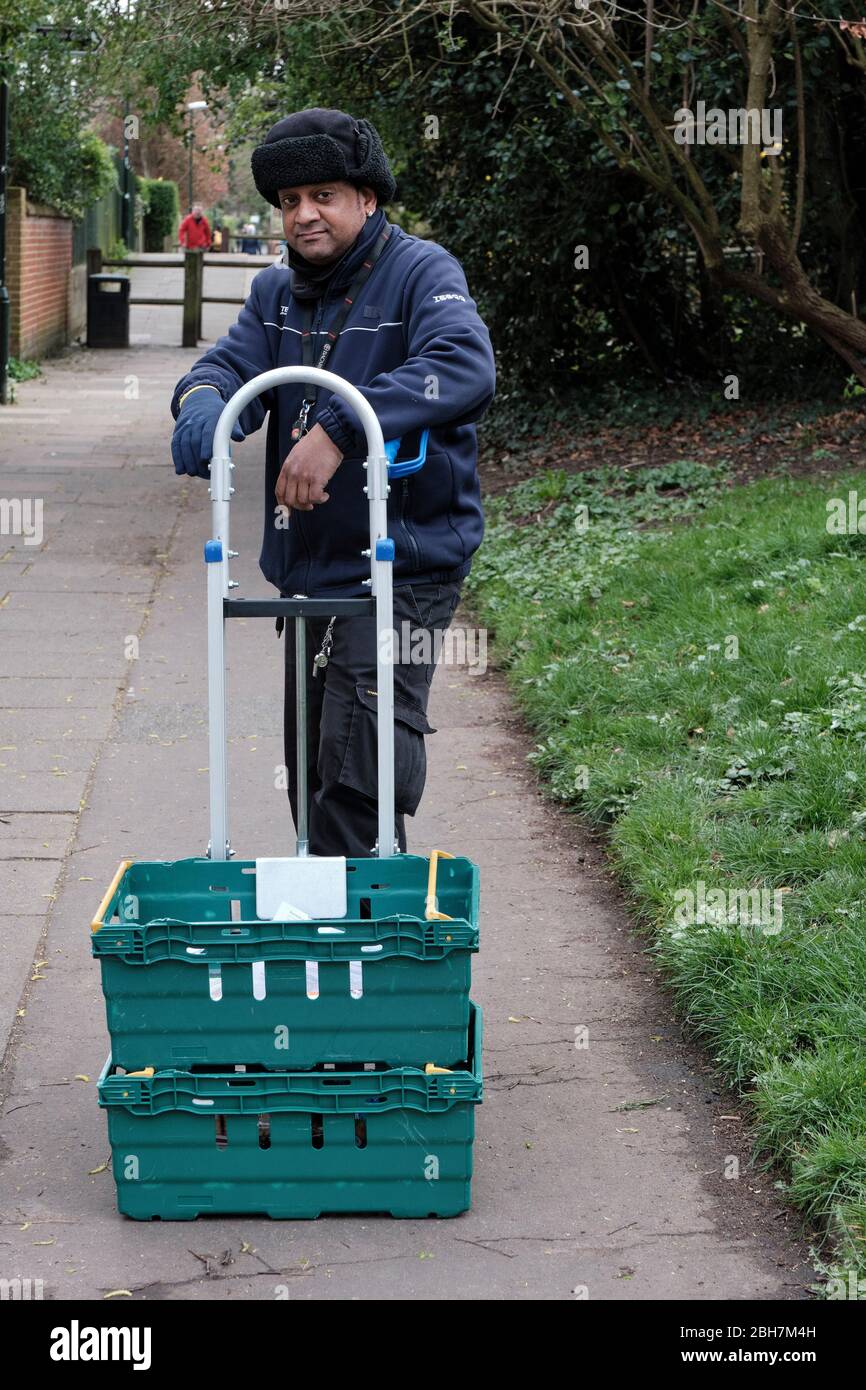 List of essential workers hi-res stock photography and images - Alamy