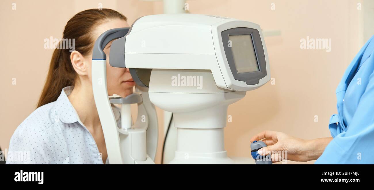 Doctor wearing ophthalmoscope hi-res stock photography and images - Alamy