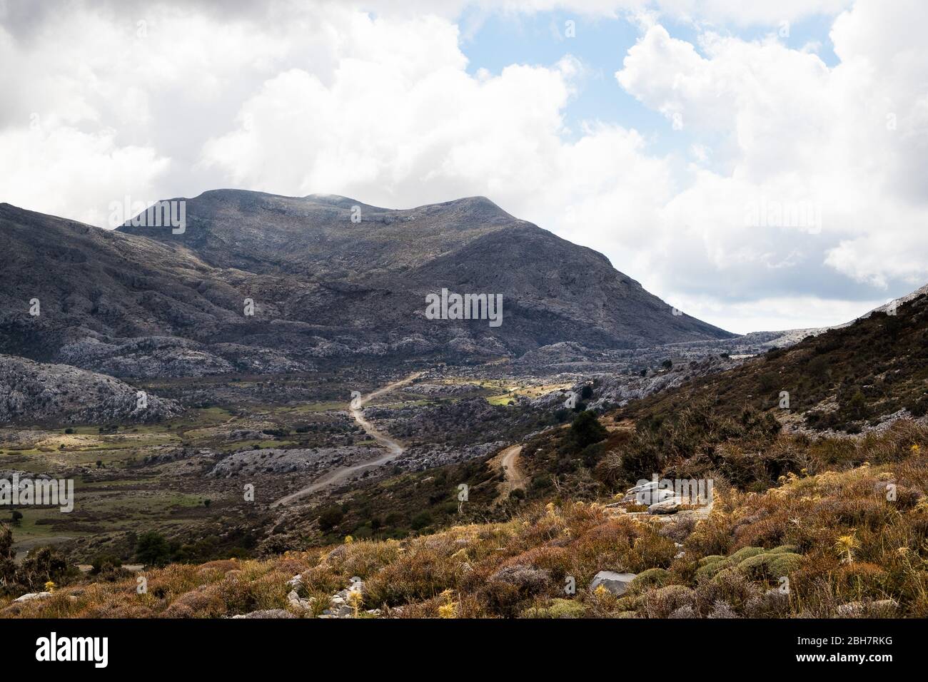 Twisting mountain road hi-res stock photography and images - Alamy