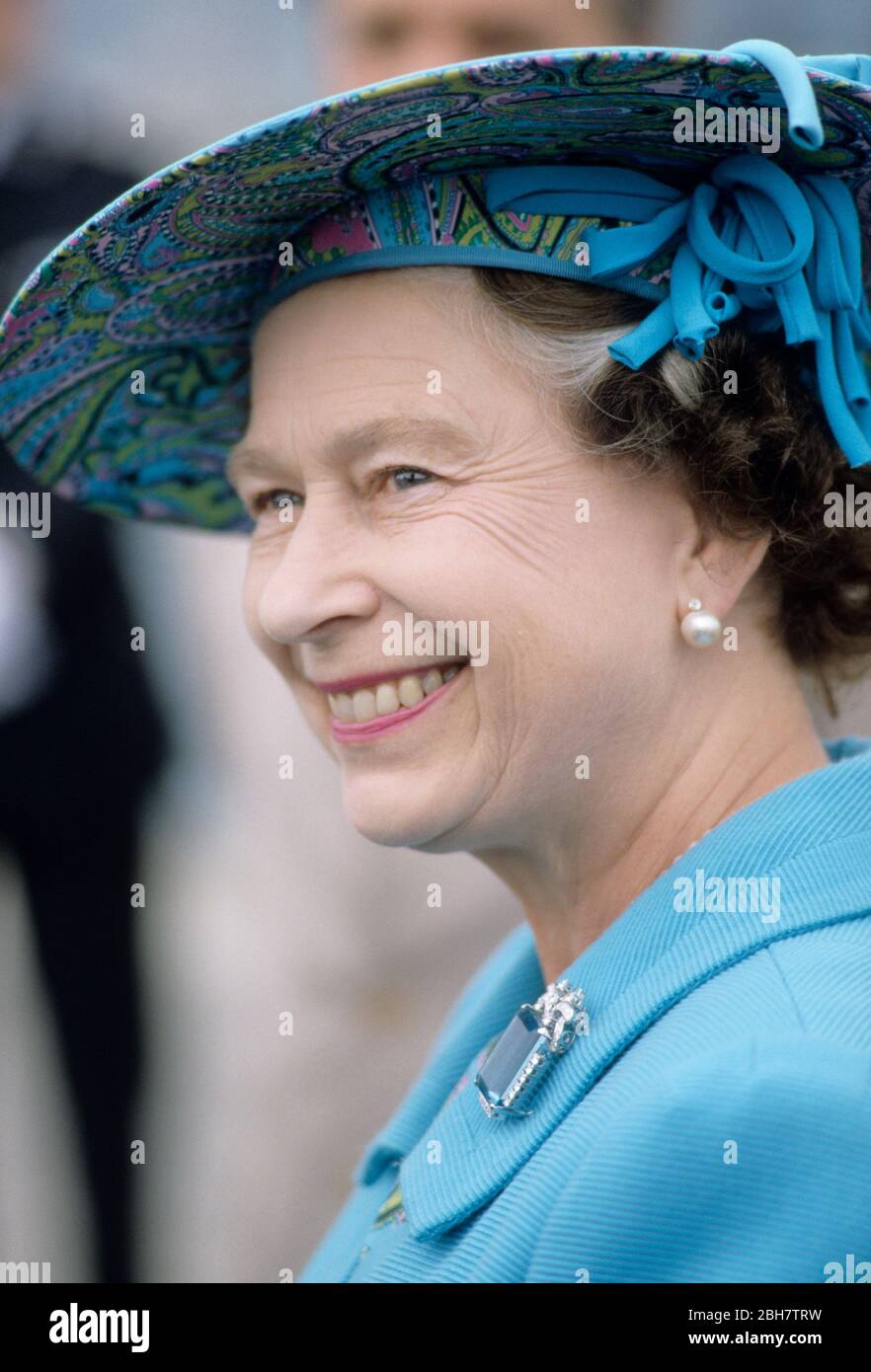 Diamond brooch hi-res stock photography and images - Alamy