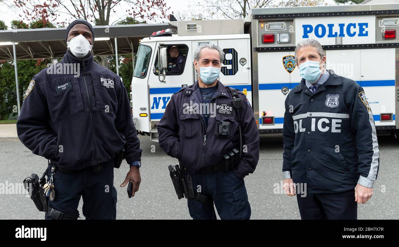 Police officers and President of PBA Patrick Lynch pose during NYC ...