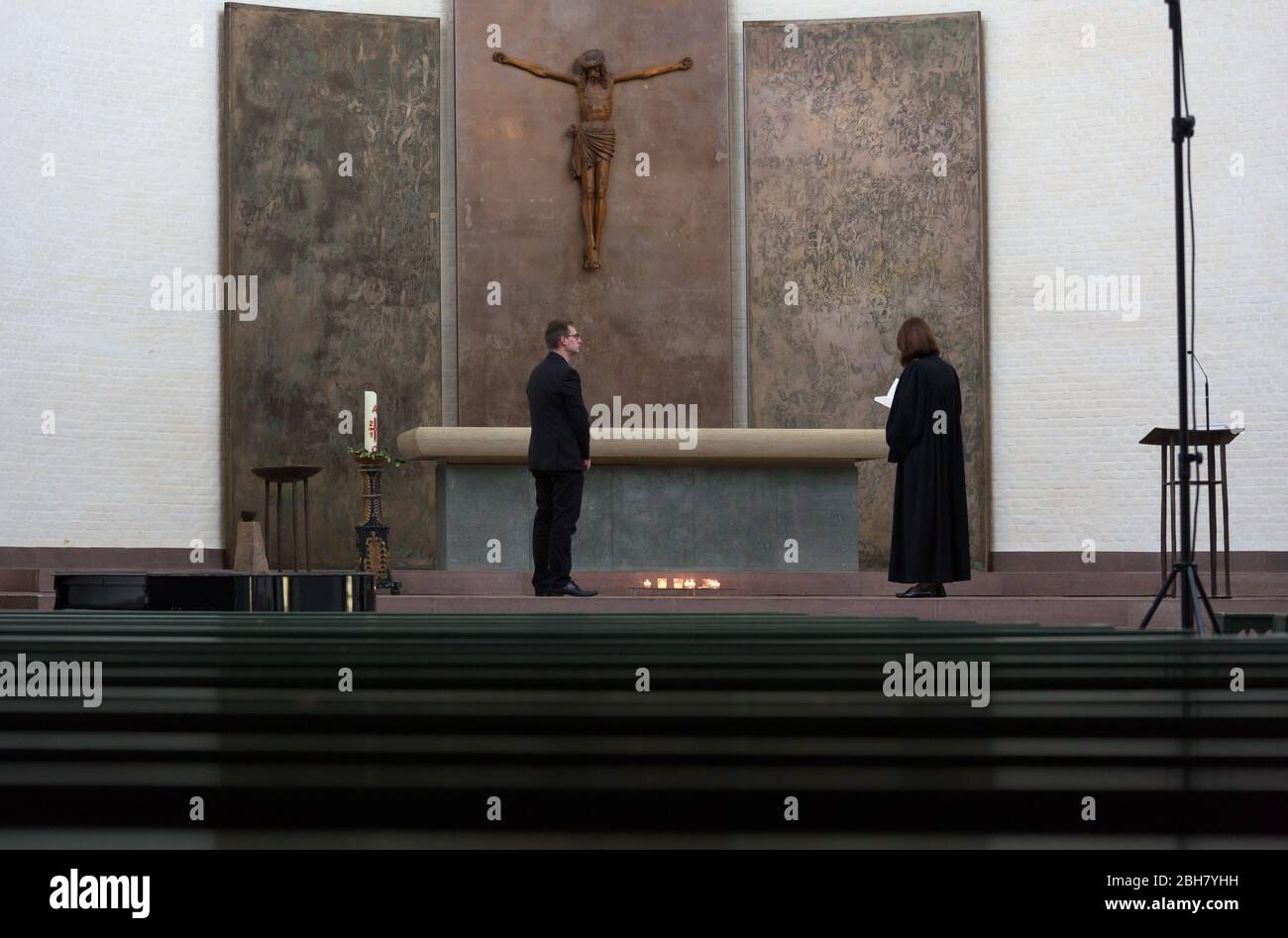 Protestant empty cross symbol hi-res stock photography and images - Alamy