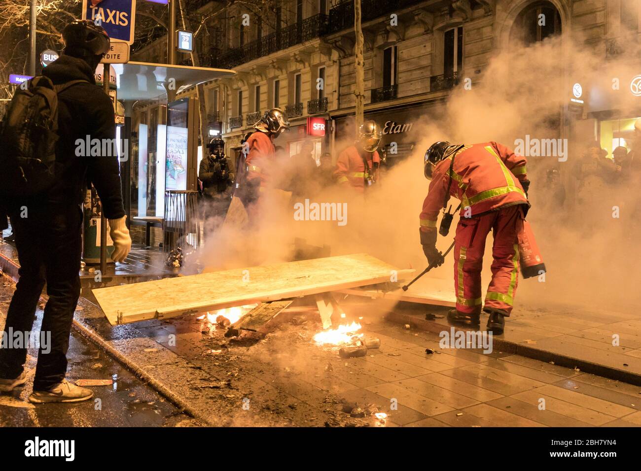 Extinguishes extinguishing extinguish hi-res stock photography and ...