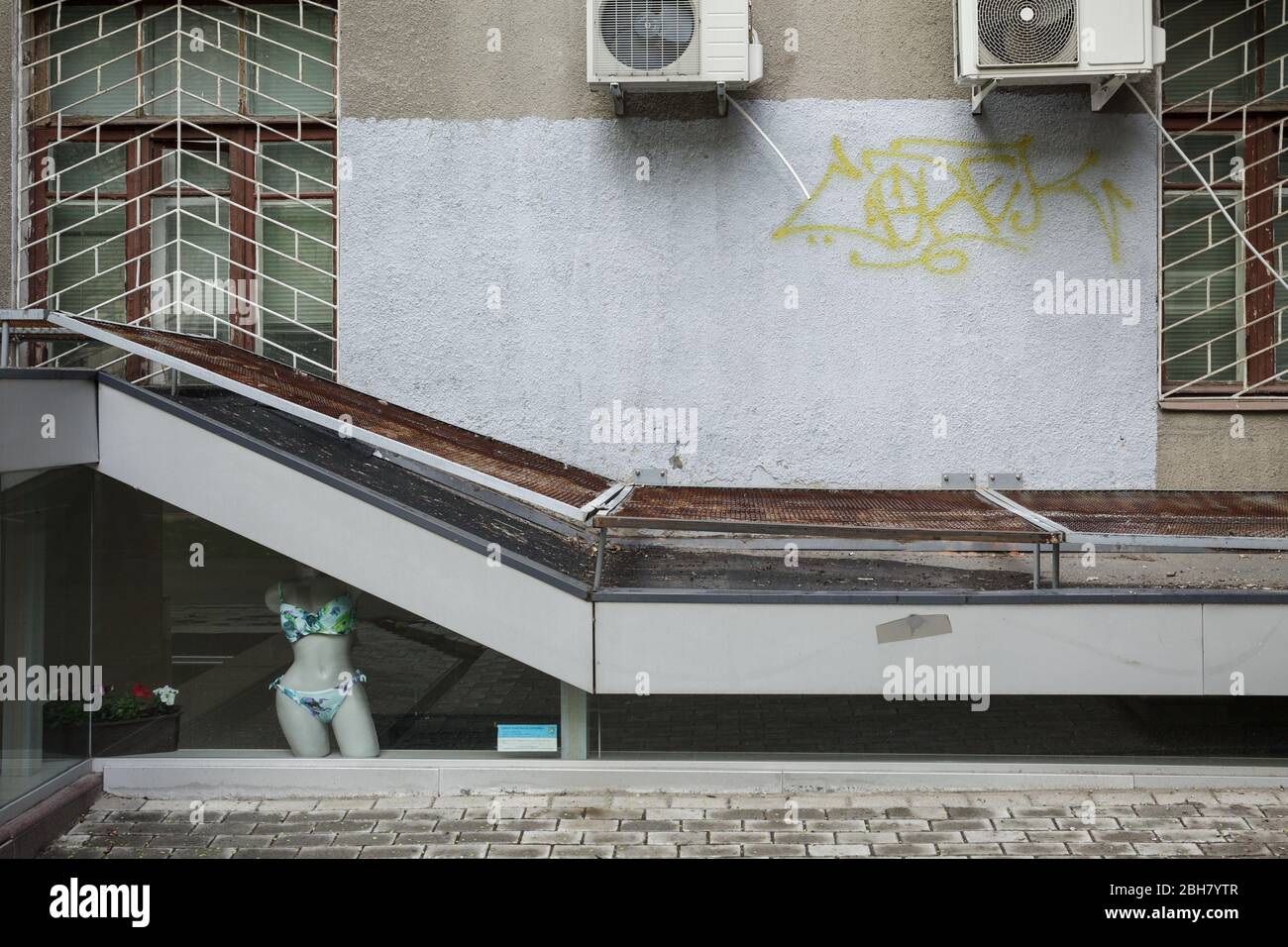 Headless model hi-res stock photography and images - Alamy