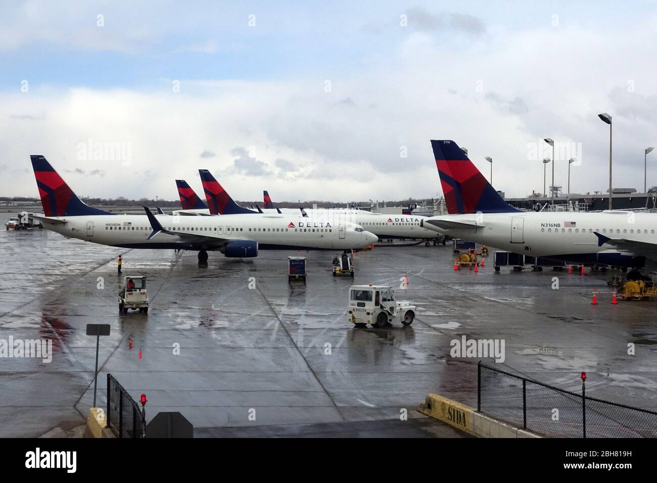 Minneapolis airport delta hi-res stock photography and images - Alamy