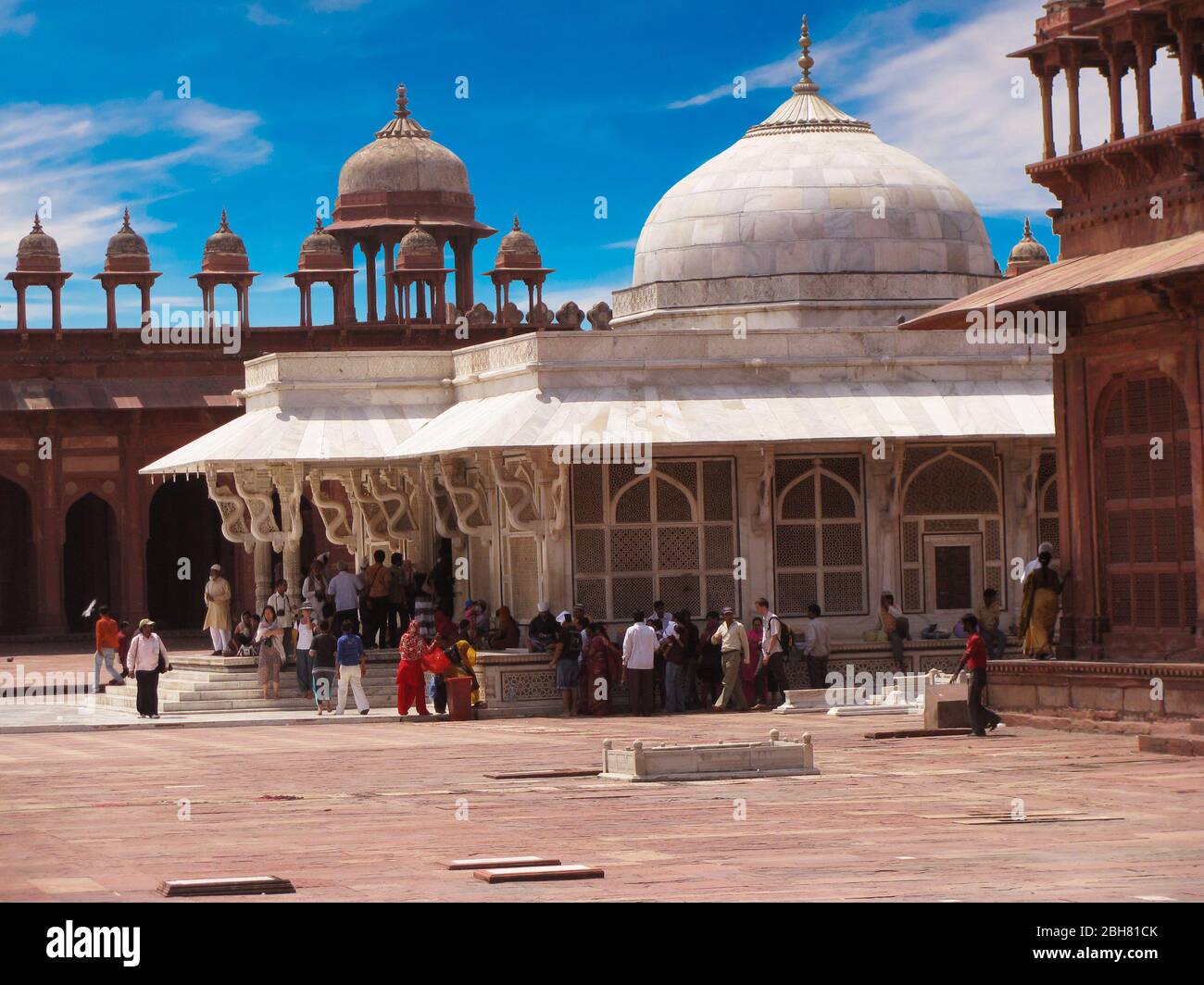 Red fort agra courtyard dome hi-res stock photography and images - Alamy