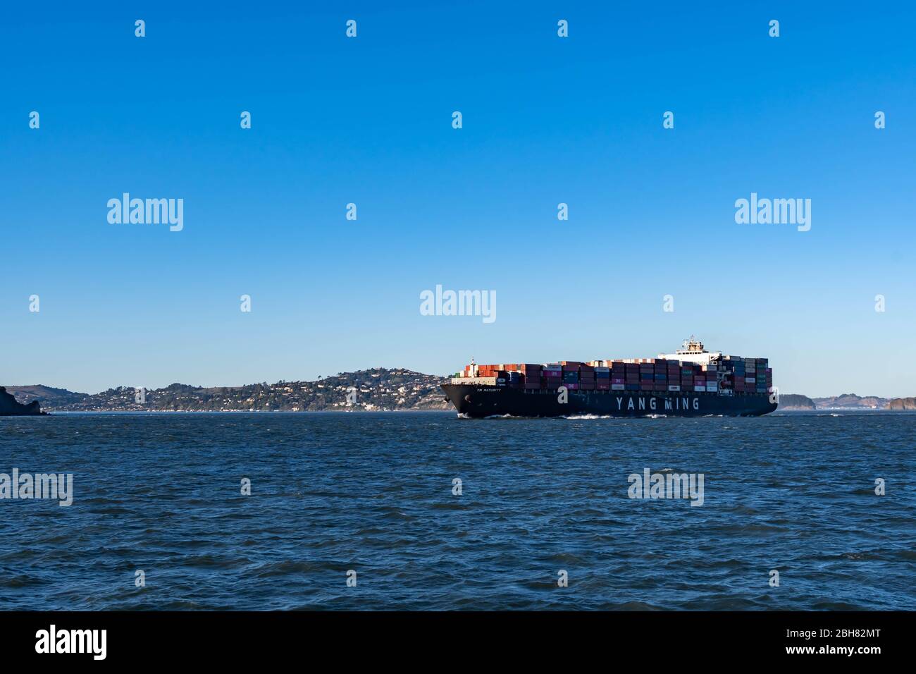 Large shipping cargo vessel san francisco bay hi-res stock photography ...