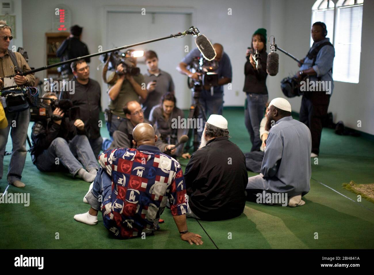 Shooter press hi-res stock photography and images - Alamy