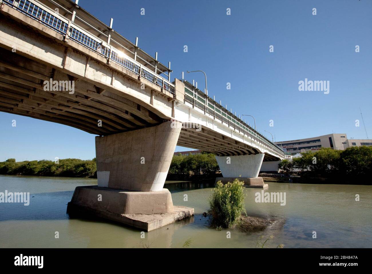Bridge border hi-res stock photography and images - Alamy
