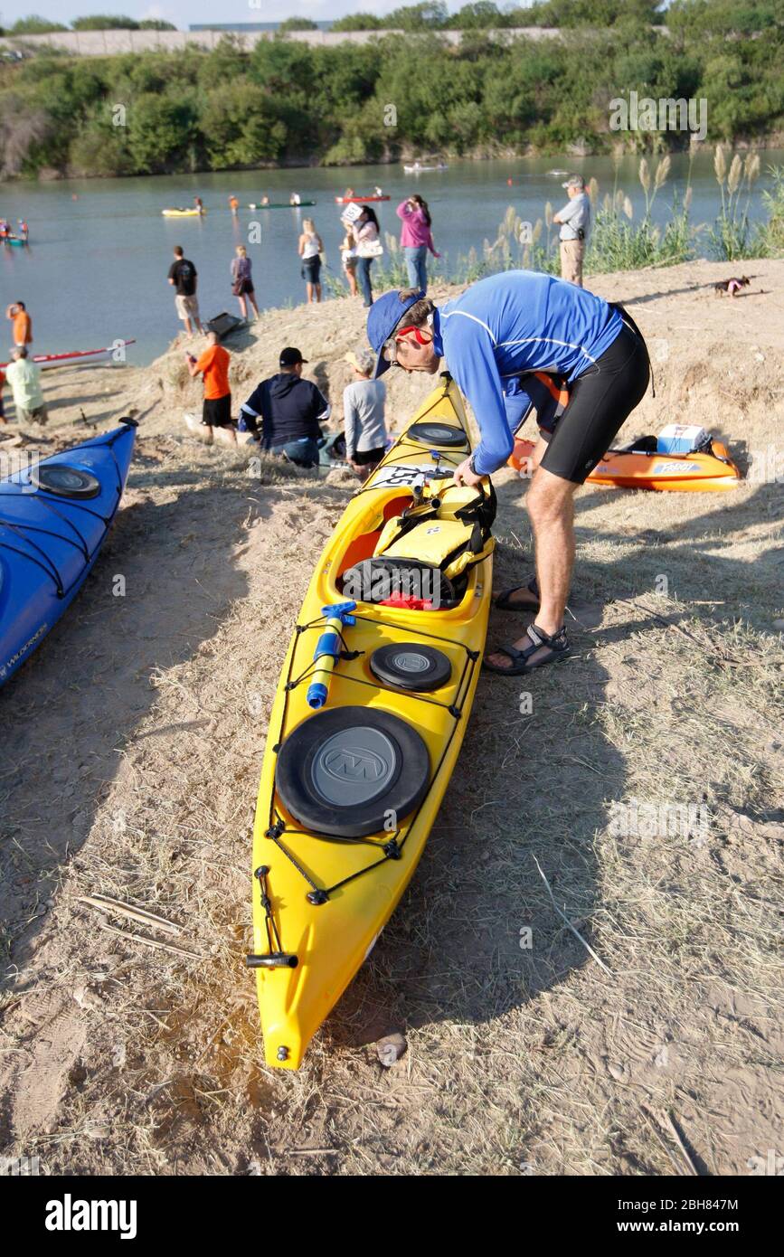 Dos kayaks hi-res stock photography and images - Alamy