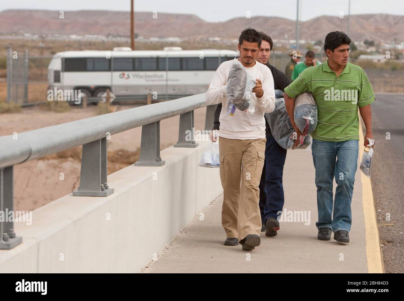 Mexican immigrants crossing border hi-res stock photography and images ...