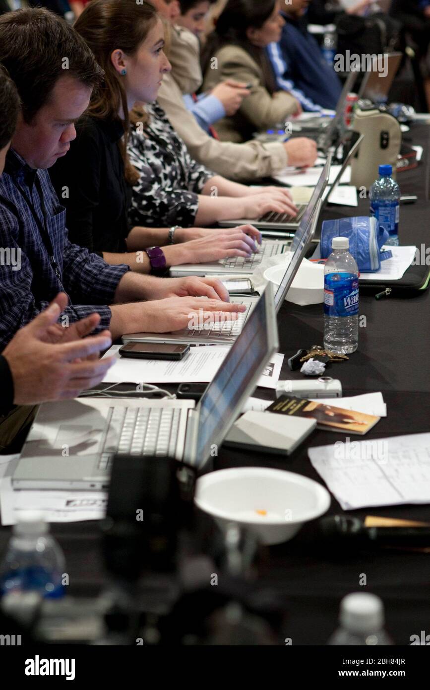 Reporters covering political debate hi-res stock photography and images ...