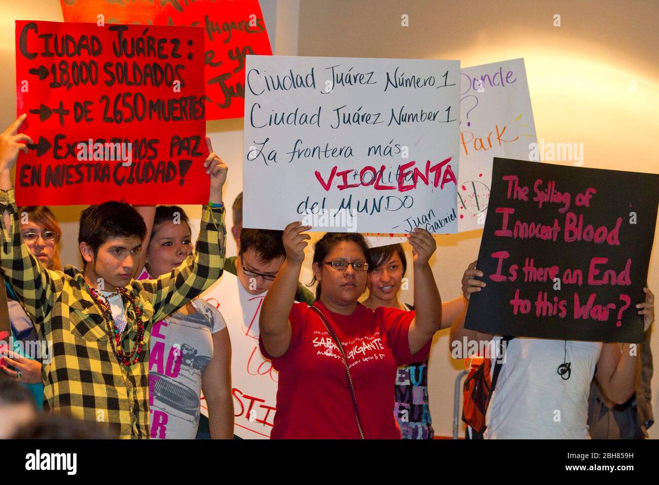 Protest signs in spanish hi-res stock photography and images - Alamy