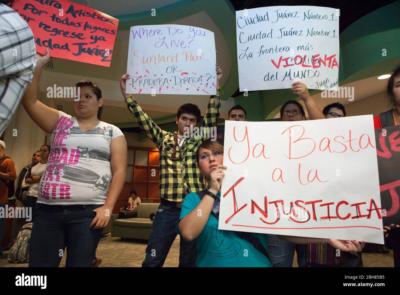 Protest signs in spanish hi-res stock photography and images - Alamy