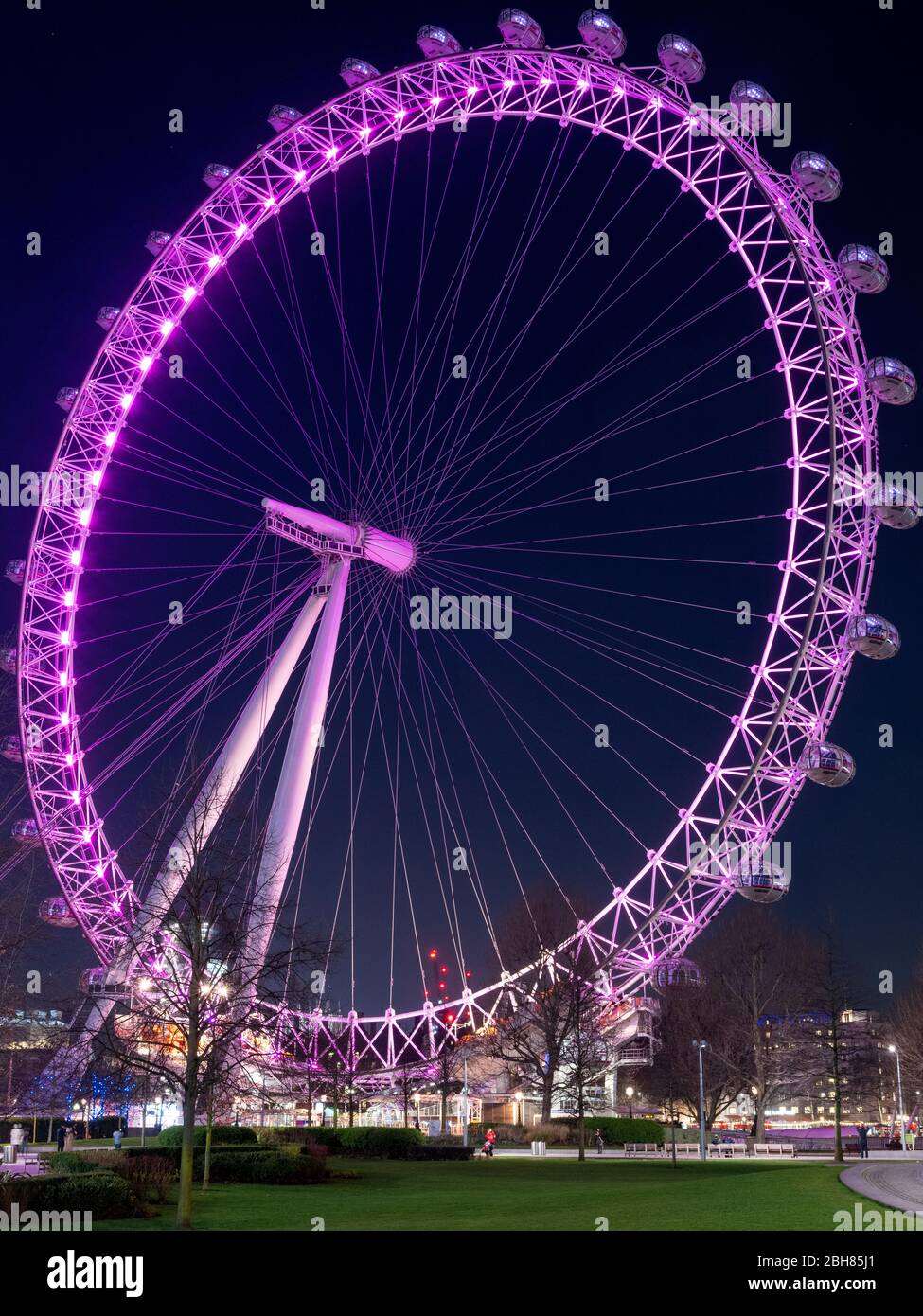 The London Eye, or the Millennium Wheel, a cantilevered observation ...