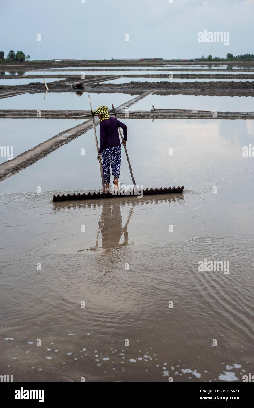 Salt production people woman women hi-res stock photography and images ...