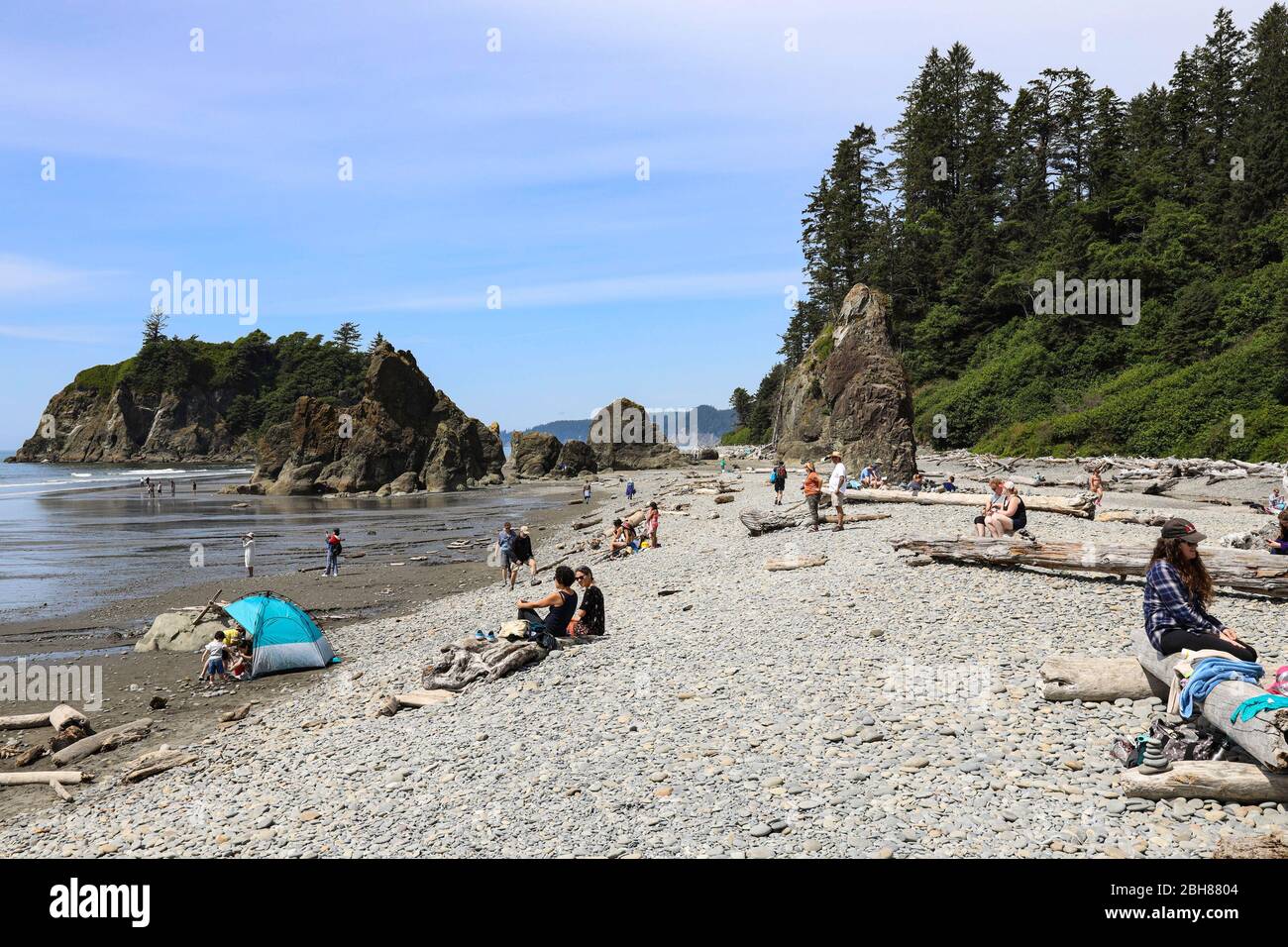 Beach goers at popular Ruby Beach, Forks, Olympic National Park ...