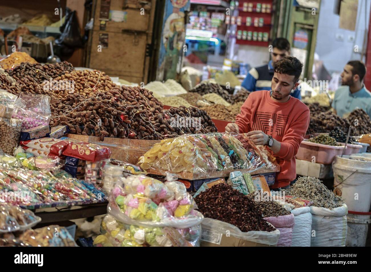 Gaza, Palestinian Territories. 24th Apr, 2020. A Palestinian vendor ...