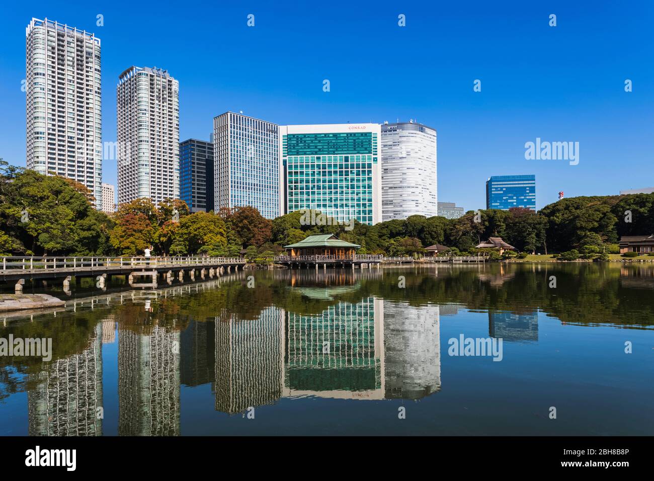 Japan, Honshu, Tokyo, Hama-rikyu Gardens and The Shiodome Area Skyline ...
