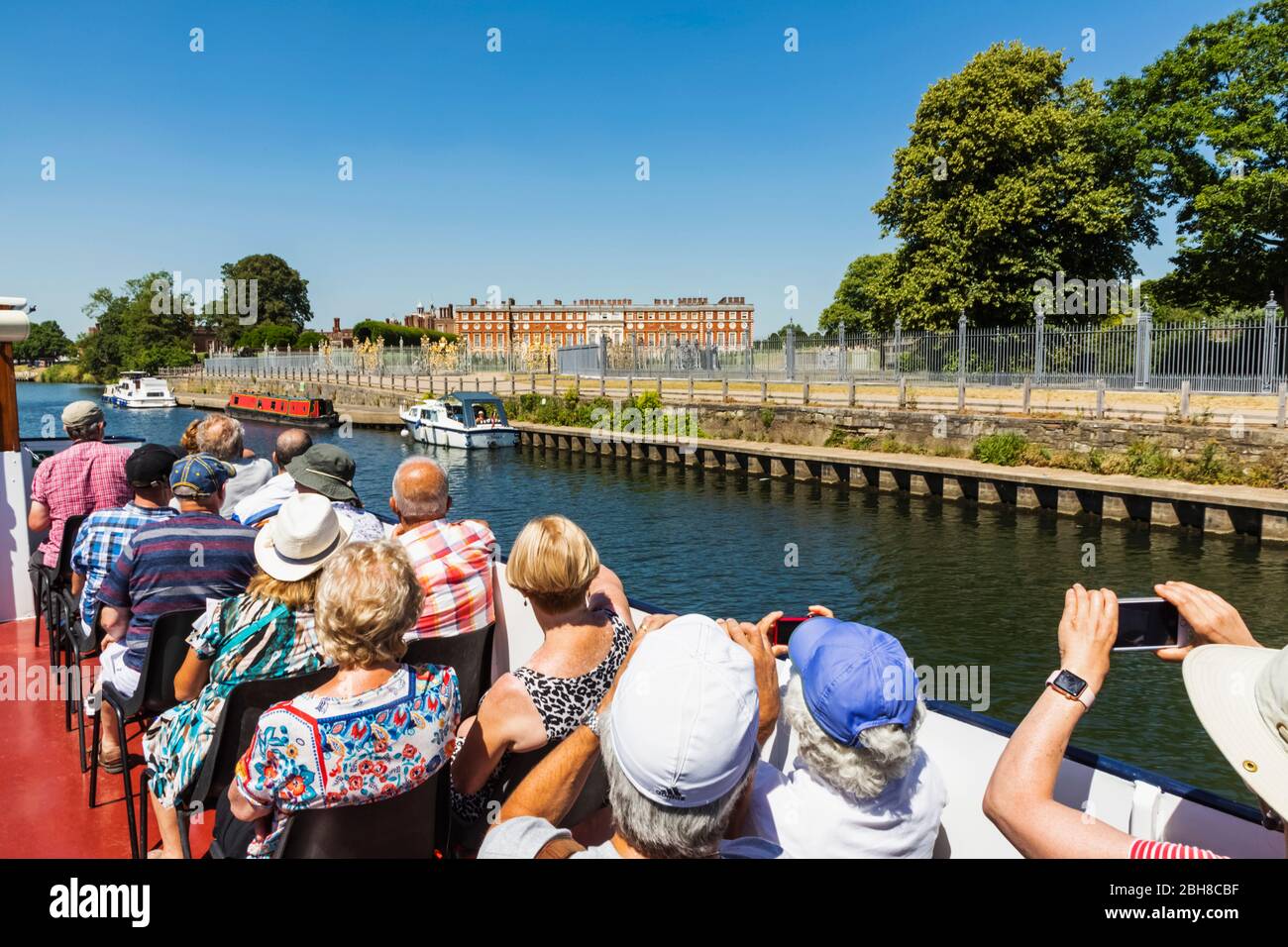 London riverboat cruise hi-res stock photography and images - Alamy