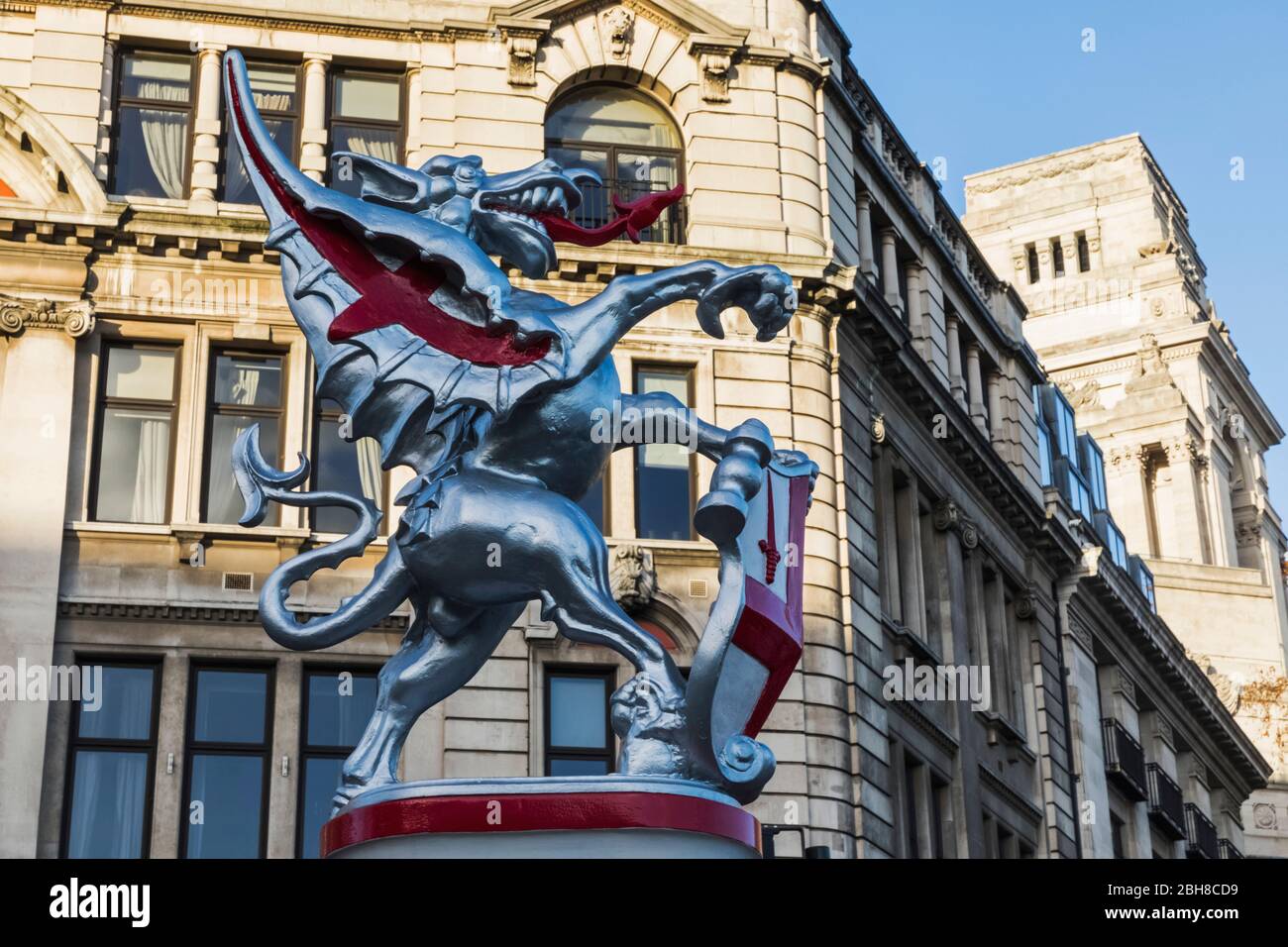 City of london dragon statue hi-res stock photography and images - Alamy