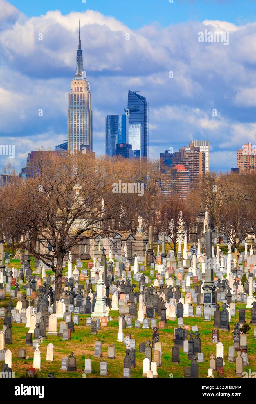 New york city cemetery hi-res stock photography and images - Alamy
