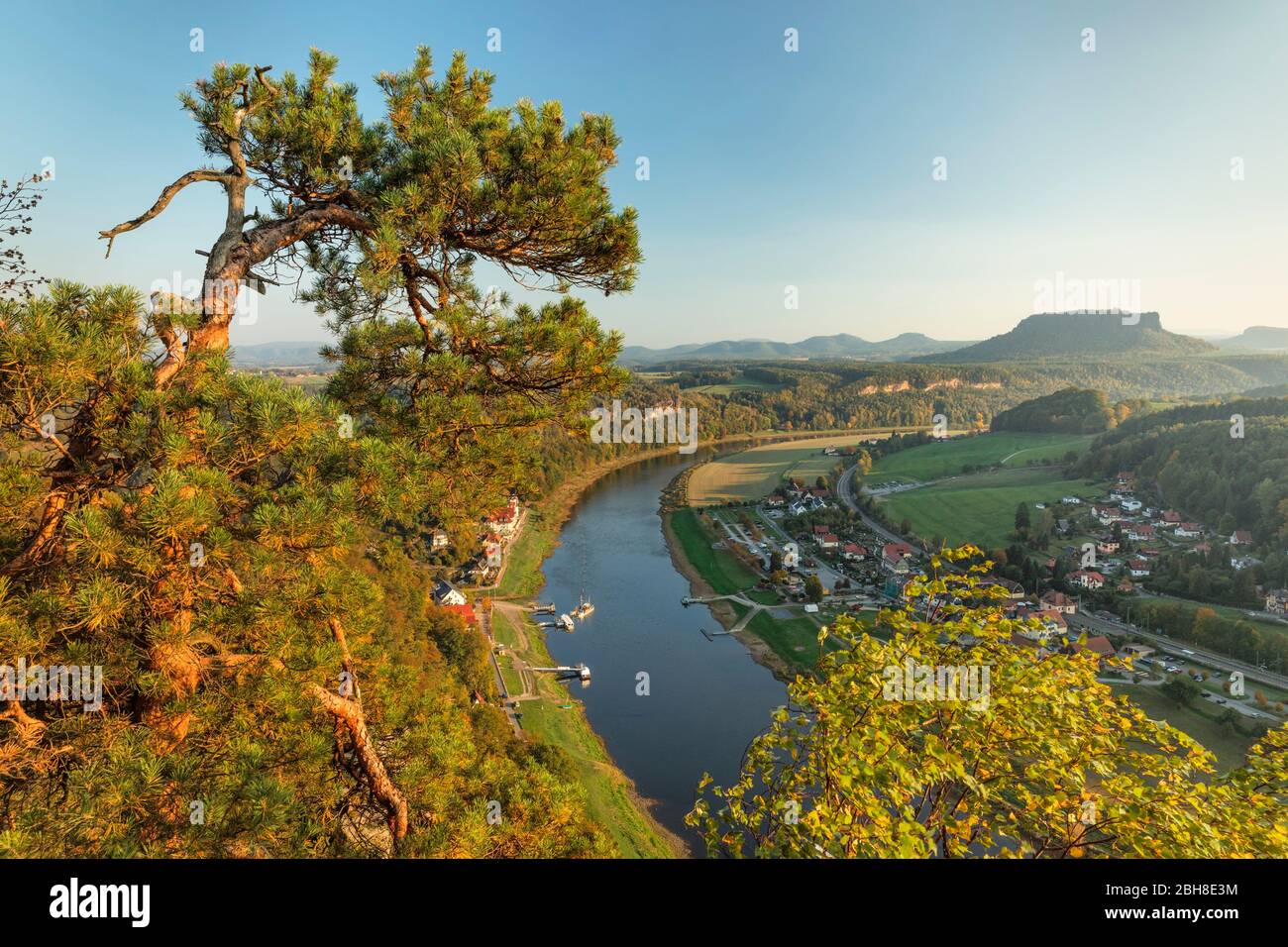 Blick von der Bastei über Kurort Rathen an der Elbe zum Lilienstein ...