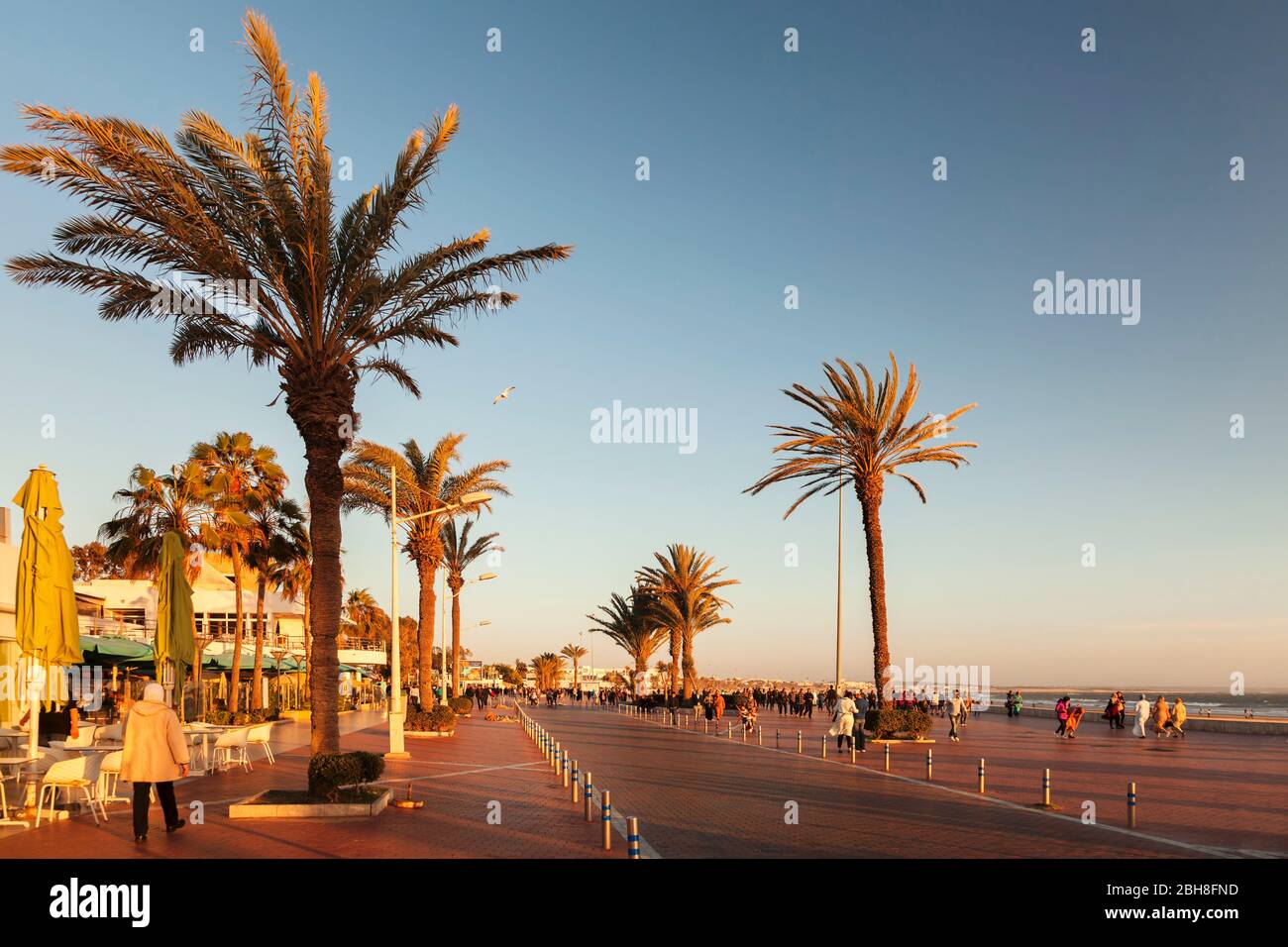 Promenade am Strand von Agadir bei Sonnenuntergang, Al-Magreb, Marokko ...