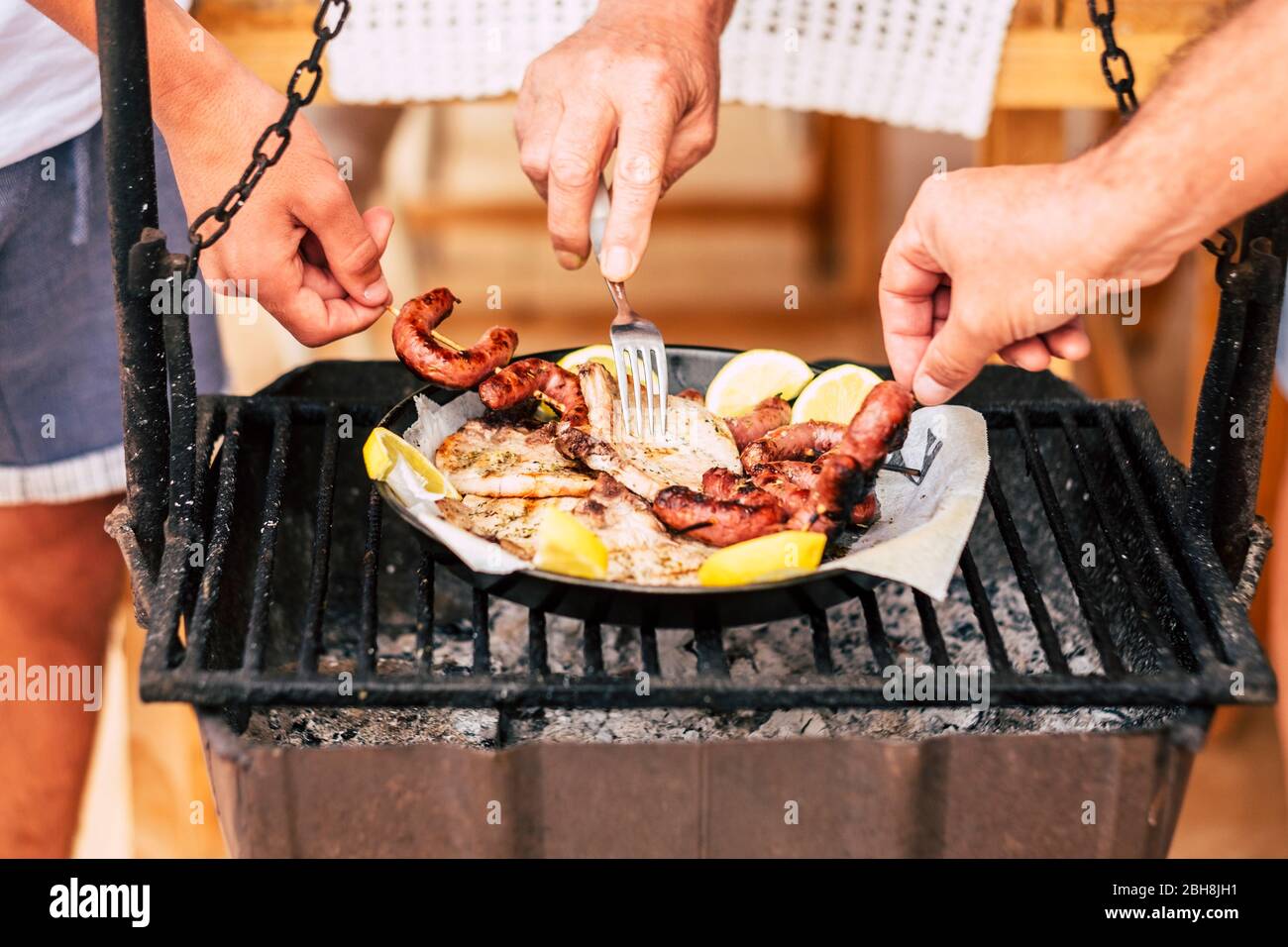 Man eating a hot dog hi-res stock photography and images - Alamy