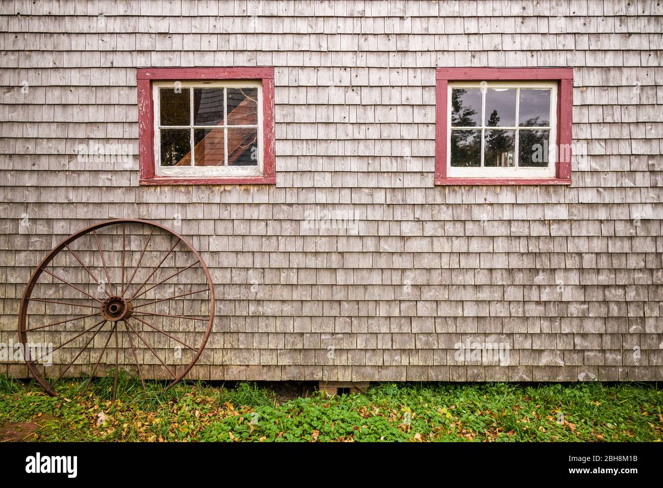 Barn wagon wheel hi-res stock photography and images - Alamy