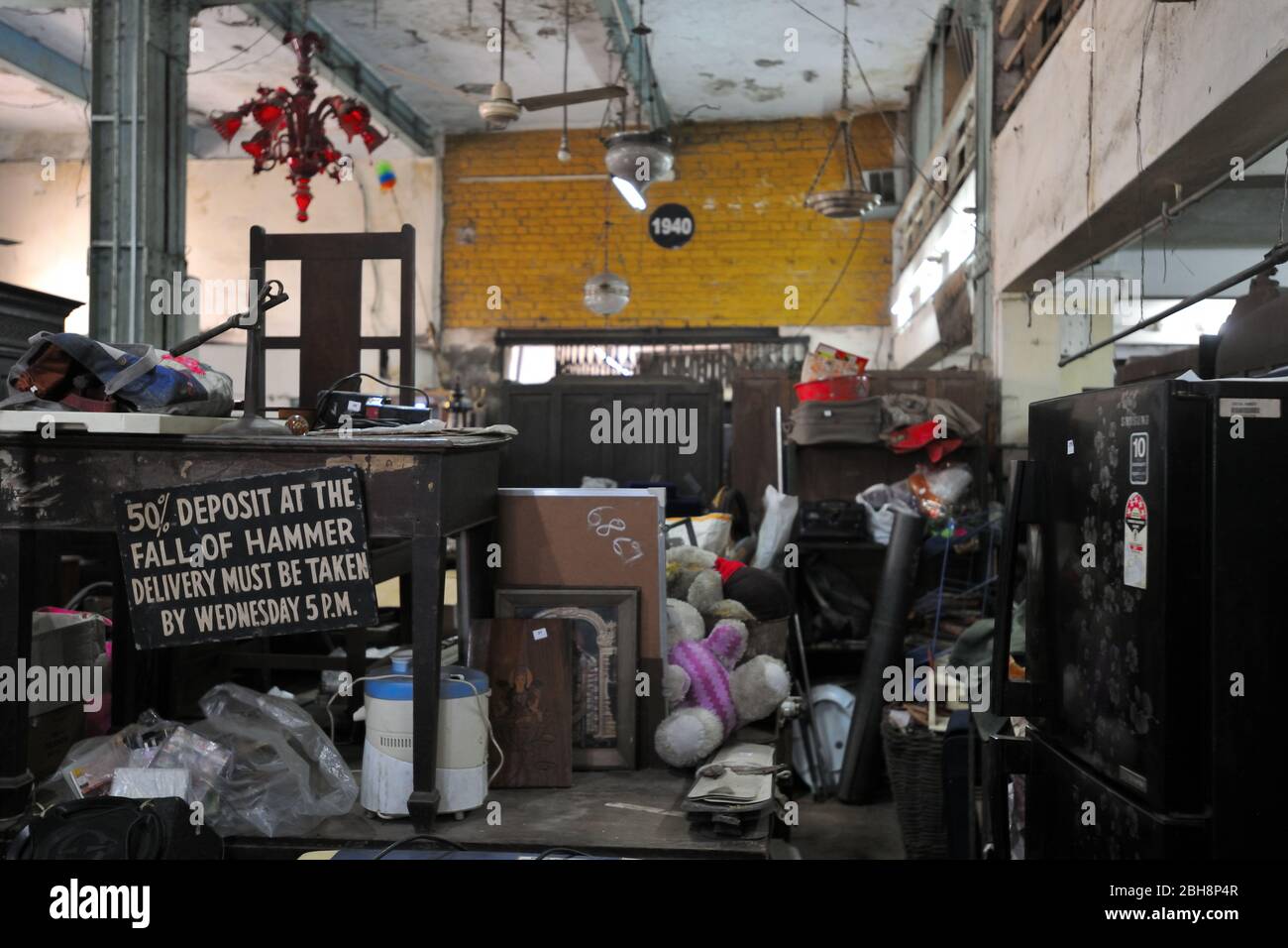 Crowded auction room hi-res stock photography and images - Alamy