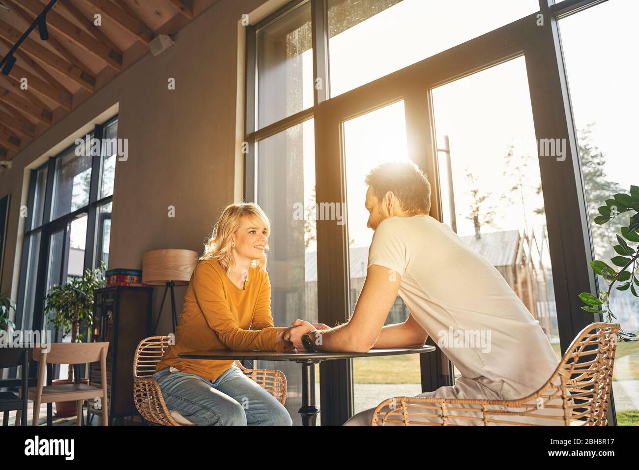 Man staring at girlfriend hi-res stock photography and images - Alamy